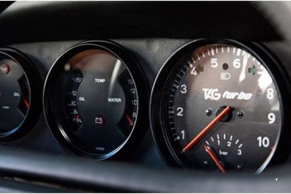 E que tal cruzar um Porsche 930 Turbo com um motor de Fórmula 1 ...