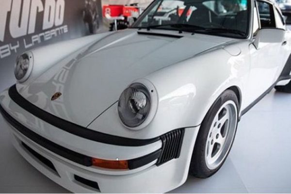 E que tal cruzar um Porsche 930 Turbo com um motor de Fórmula 1 ...